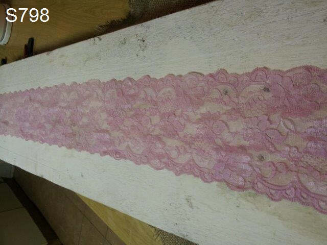 S798 Wood Runner with Lace | Dazzling Props