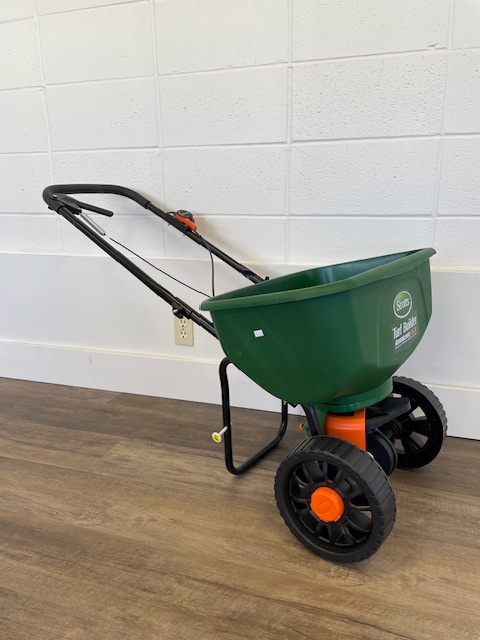 Fertilizer Spreader, 15,000 sq.ft. | Leduc/rental/Haus/house/tool ...