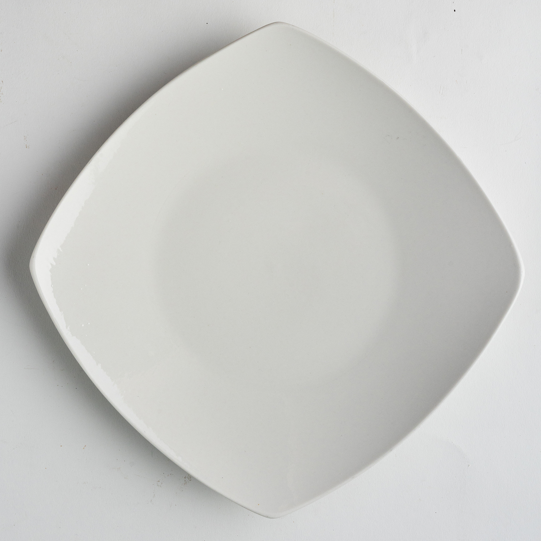 Plain White Rounded Square Plate - 7' | Prop Haulin